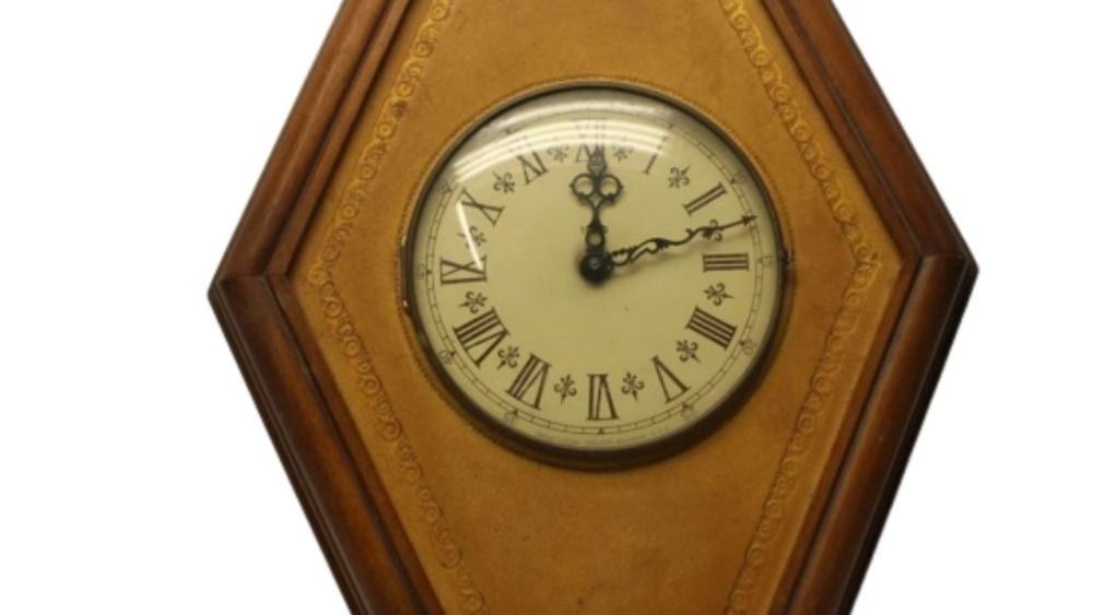 Vintage Trend Wall Clock Wooden Zeeland Michigan, the USA - Shafkat ...